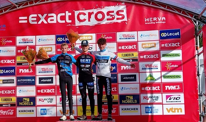 Brent Lippens schudt Dima Roels halfweg Berencross af en boekt vierde zege op vijf veldritten ...