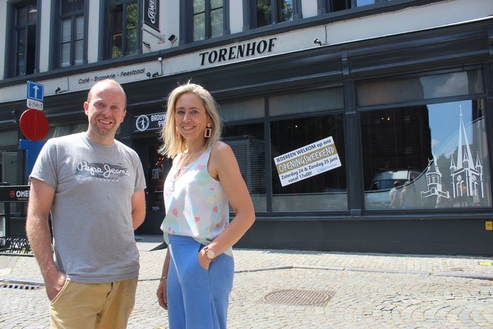 NET OPEN. Thomas (40) en Veronique (40) openen café Torenhof: “Pal in het centrum, maar op ...