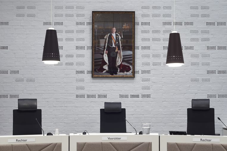 Rechter moet oordelen over de koning achter hem | Trouw