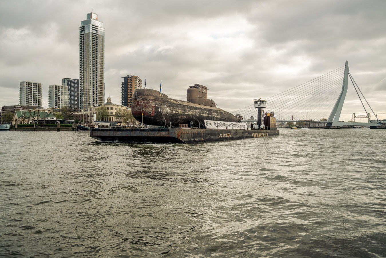 Spektakel op de Waal: Duitse onderzeeboot vaart Nijmegen binnen | Foto ...