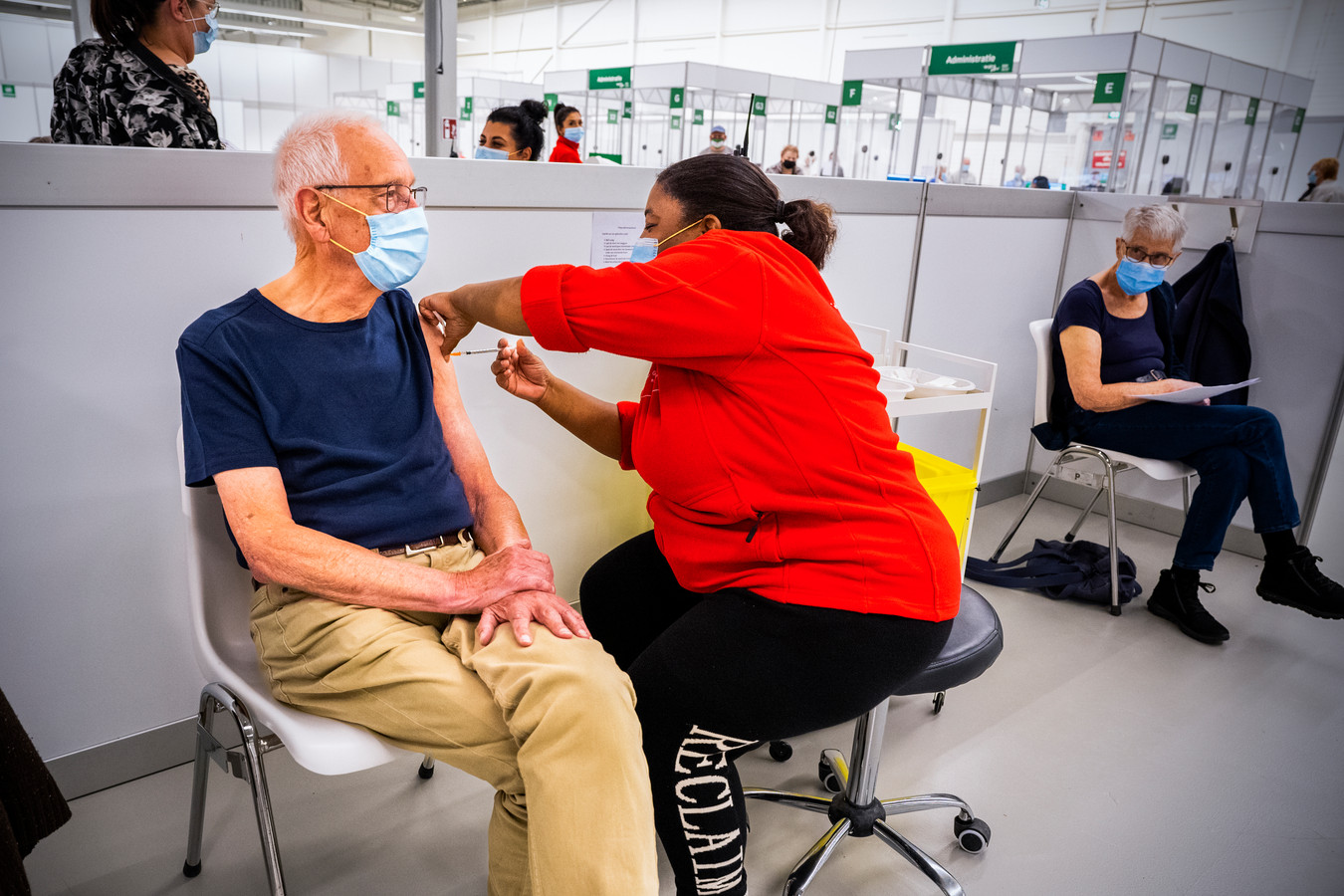 Eerste dag nieuwe prikronde: bij de GGD gaat het van een leien dakje, alleen de terugreis is een ...