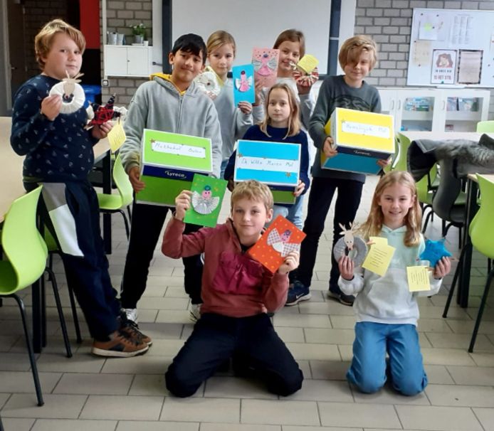 Leerlingen Klim-Op knutselen wenskaarten voor woonzorgcentra | Mol | hln.be