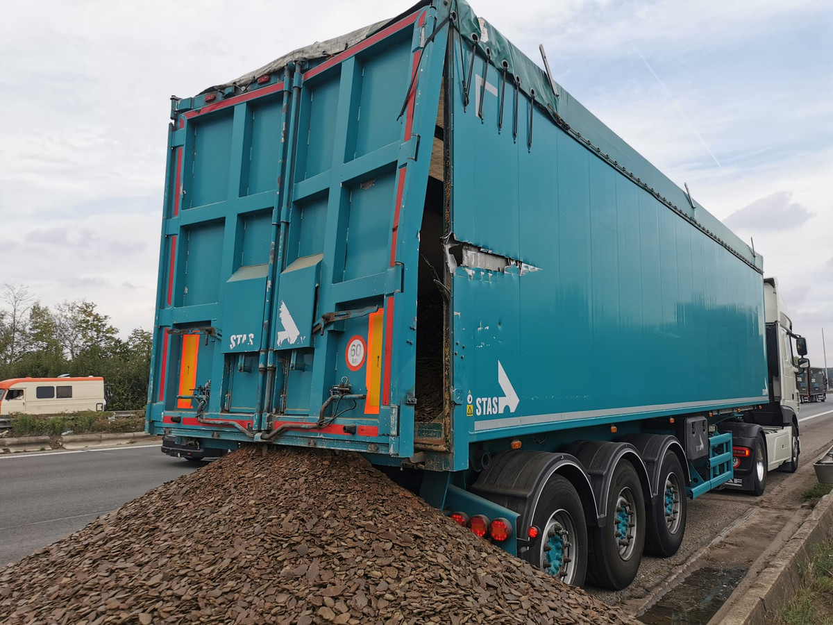 Vrachtwagen verliest deel van lading lijnzaadkorrels op E17: moeilijke ...