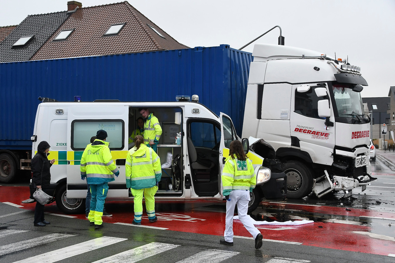 KIJK. Bewakingscamera filmt moment waarop trucker in Waregem op ...