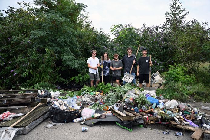 Van bergen plastic flesjes, bierblikjes tot rot hout. Jongeren ...