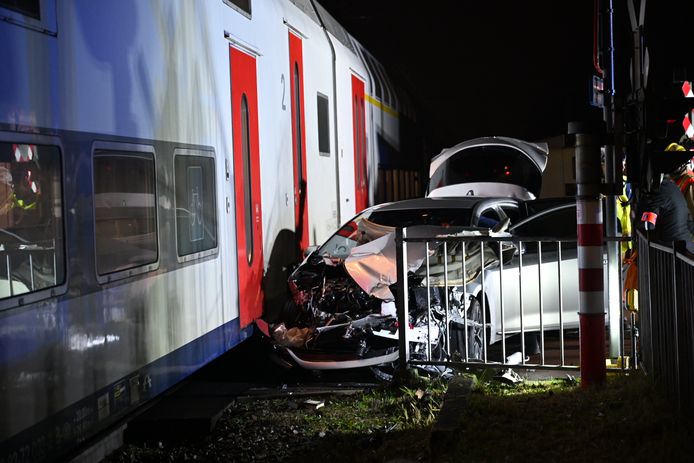 Collision entre un train et une voiture à Kapellen | Faits divers | 7sur7.be