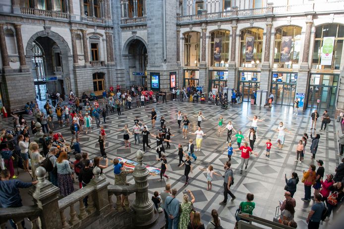 VIDEO. Flashmob in Centraal station voor betere toegankelijkheid ...
