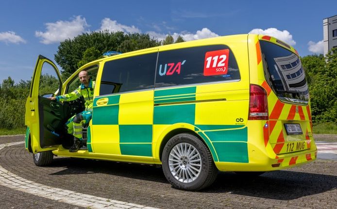 Belgische primeur: UZA neemt eerste elektrisch aangedreven MUG-wagen in ...