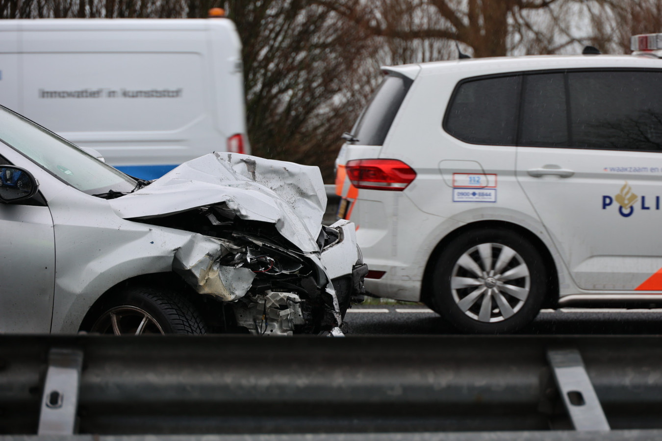 Persoon bekneld en twee kinderen lichtgewond bij ongeval met drie auto ...