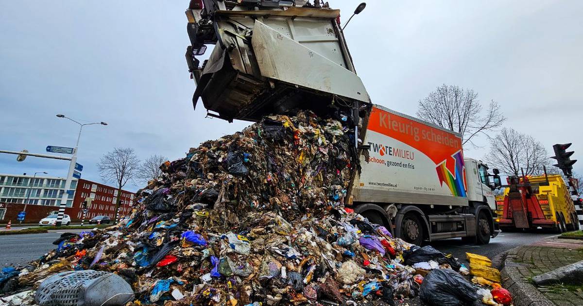 Vuilniswagen krijgt pech en moet 11 ton aan afval dumpen op kruising in ...