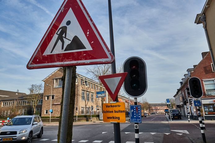 Die hekken bij die kapotte stoplichten: Zutphen moet het er nog even ...