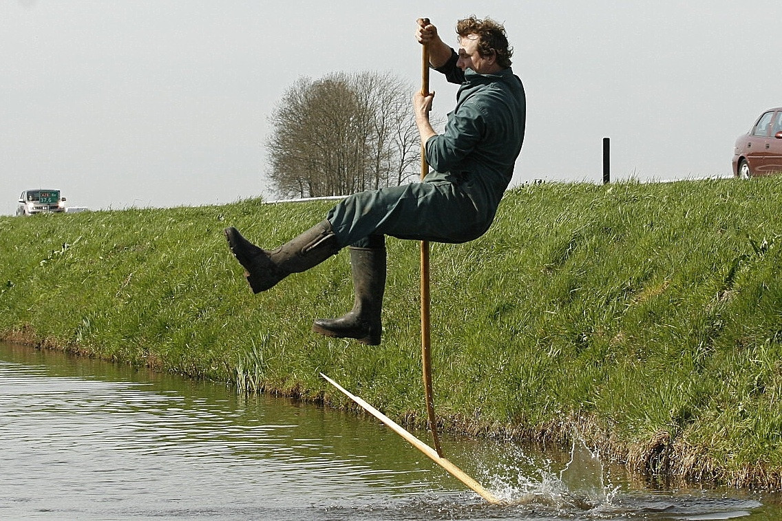 Slootje springen | Foto | destentor.nl