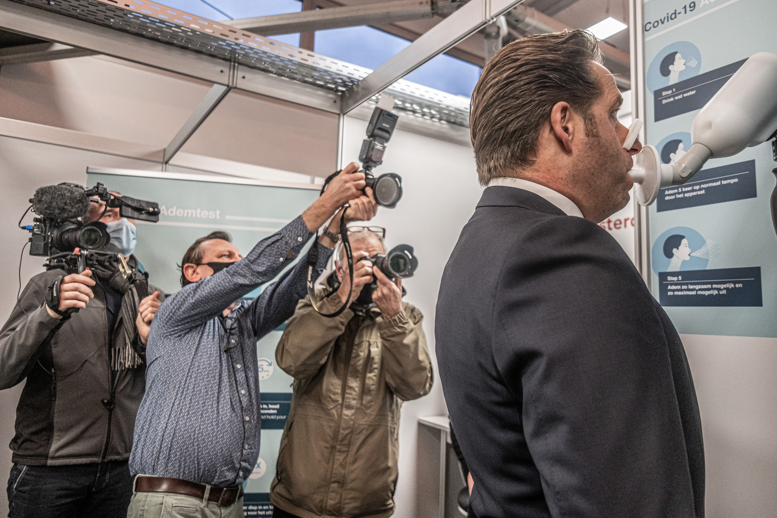 Adem in, adem uit: opkomst en ondergang van de blaastest tegen corona