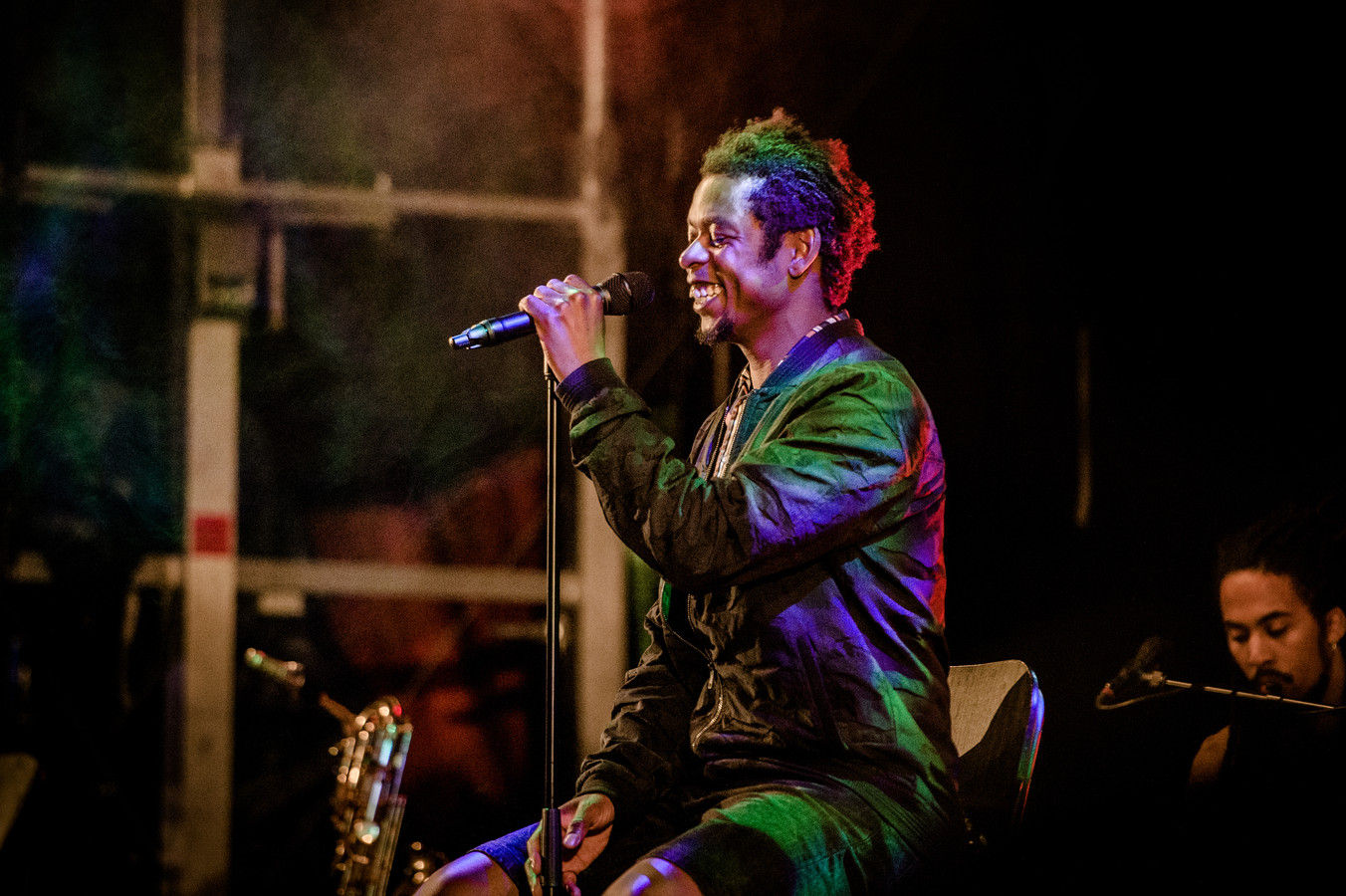 Zwolse rapper Typhoon bijt spits af in ‘Zomergasten’ | Foto | AD.nl