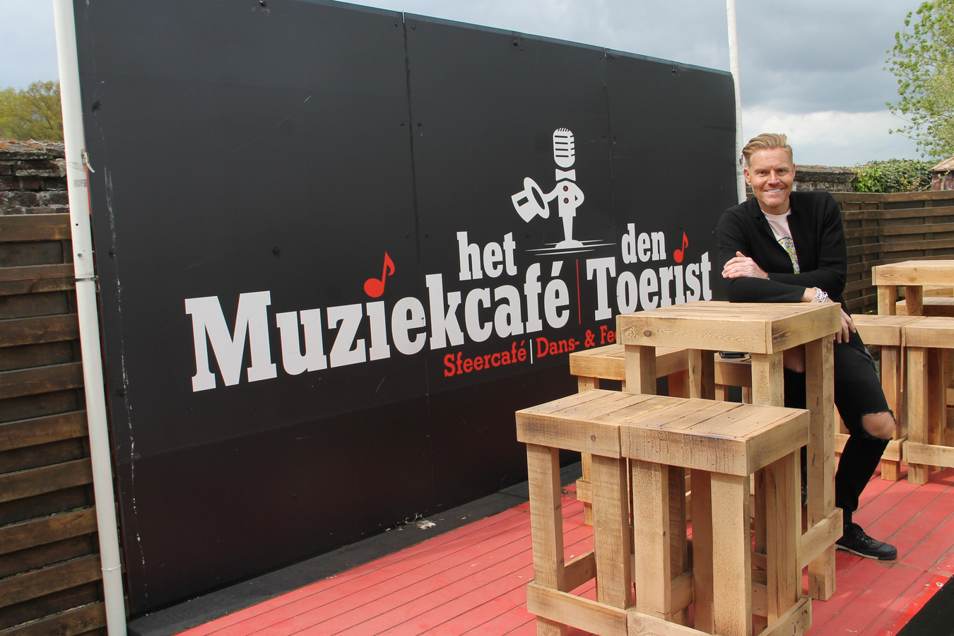 Zanger Michael Lanzo renoveerde tuin van Muziekcafe Den Toerist voor ...