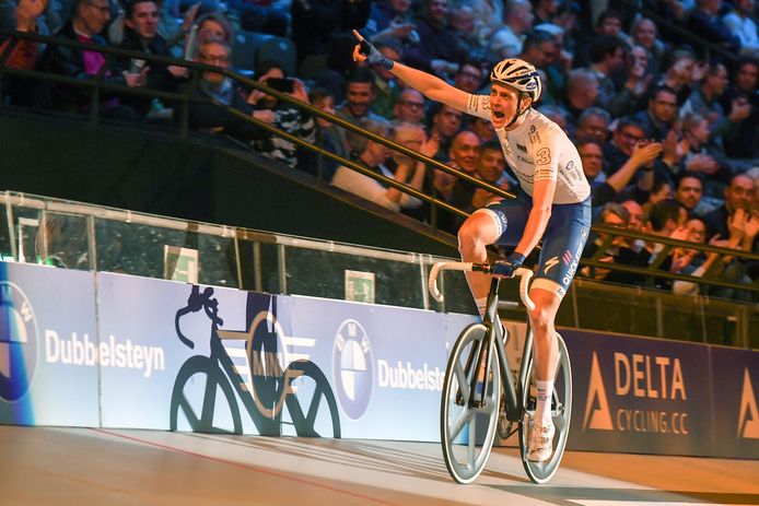 Niki Terpstra zwaait in Rotterdam wielerpubliek vaarwel tijdens ...