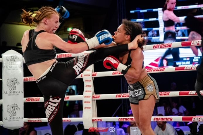 Een bult op het hoofd en een blauwe knie, maar Nina (21) flikt het: ze ...