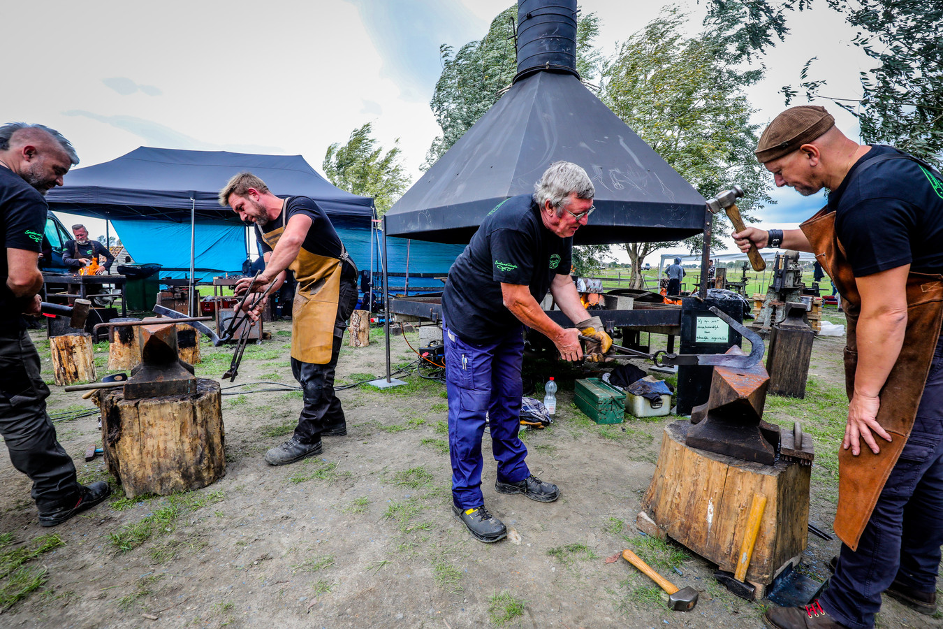 Nationale en internationale smeden maken samen kunstwerk tijdens ...