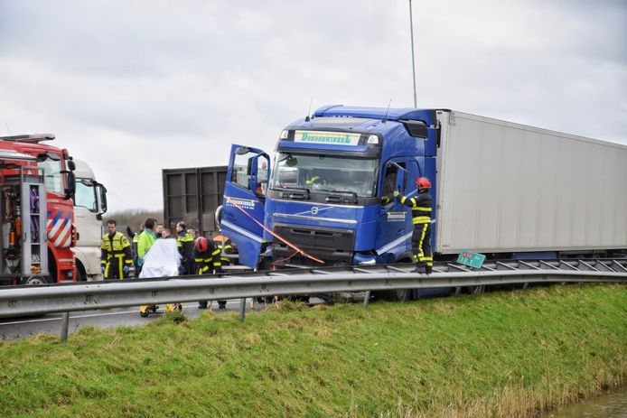 Veel vertraging op A58 na ernstig ongeluk met vrachtwagen bij Tilburg | Eindhoven | ed.nl