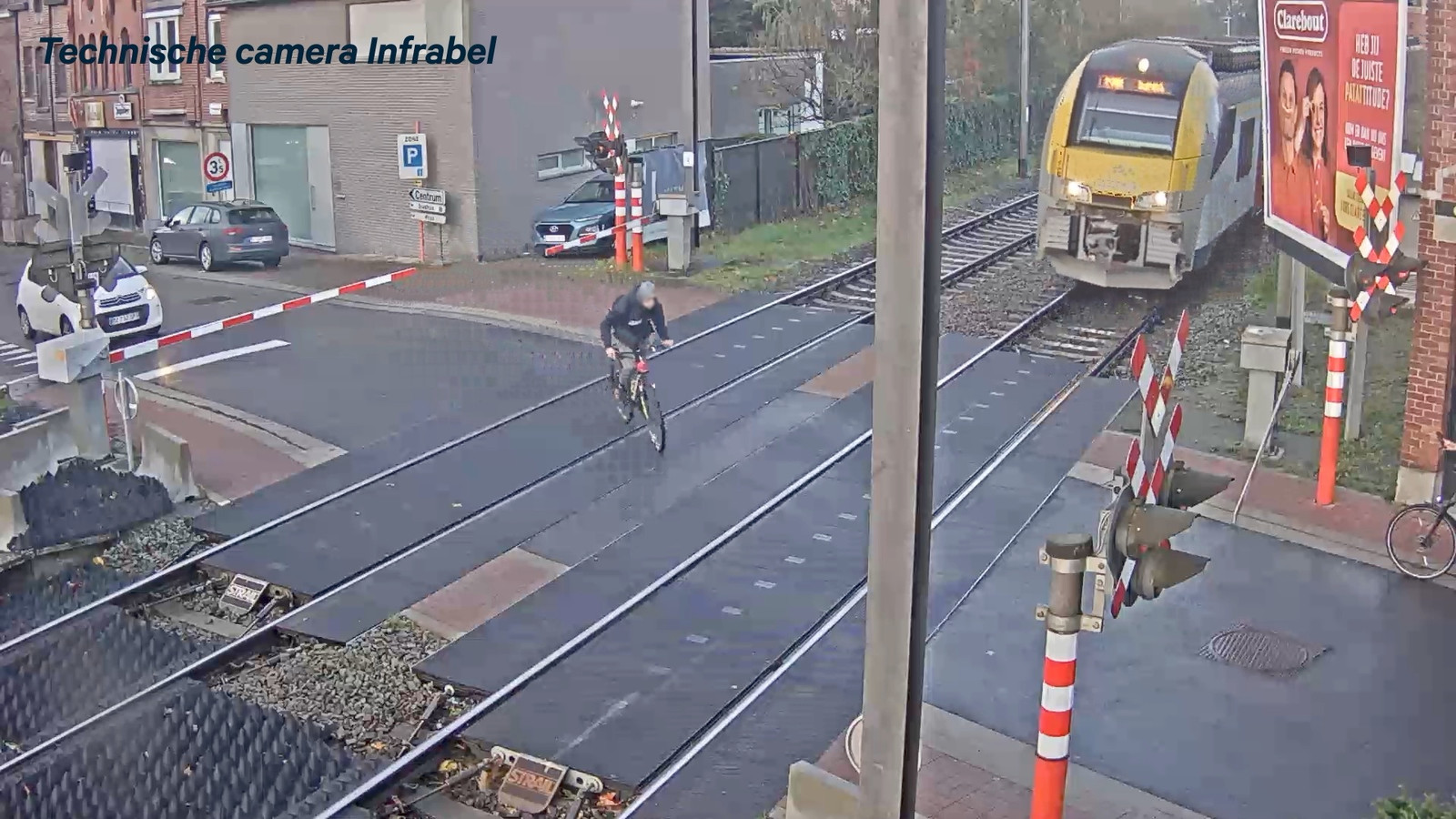 KIJK. Hallucinante beelden tonen hoe fietser die slagboom negeert ...