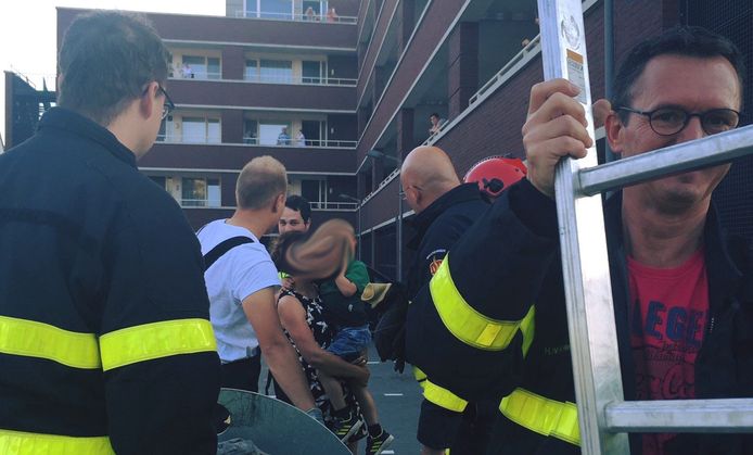 Rik (4) belandt in ondergrondse afvalcontainer: 'Brandweer is nu zijn held' | Binnenland | AD.nl