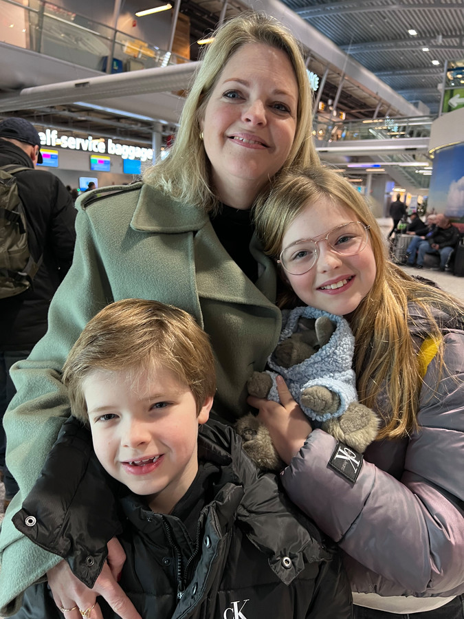 ‘Hallo en tot ziens’ op Eindhoven Airport; vliegend naar de kerstdis ...