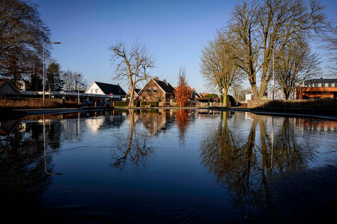 Brandweer zet krabbelbaantje in Neede onder water, nu moet de vorst ...