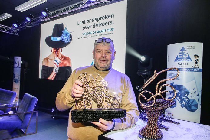 Kunstenaar Marc Vanhecke maakte een fiets uit driehoekjes voor de ...