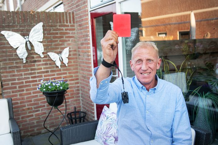 Kleurrijke scheidsrechter Paul Coppens stopt ermee; ‘Pothuizen belde ...