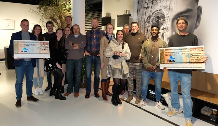 Mechelaar overhandigt cheques aan goede doelen na fietstocht van 3.000 ...