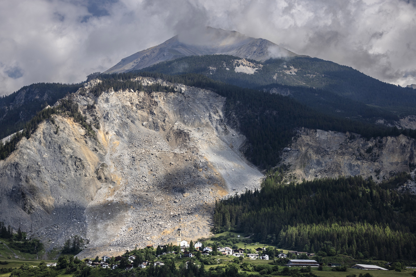 Rotsen die plots afbreken en naar beneden storten: wat is er aan de ...