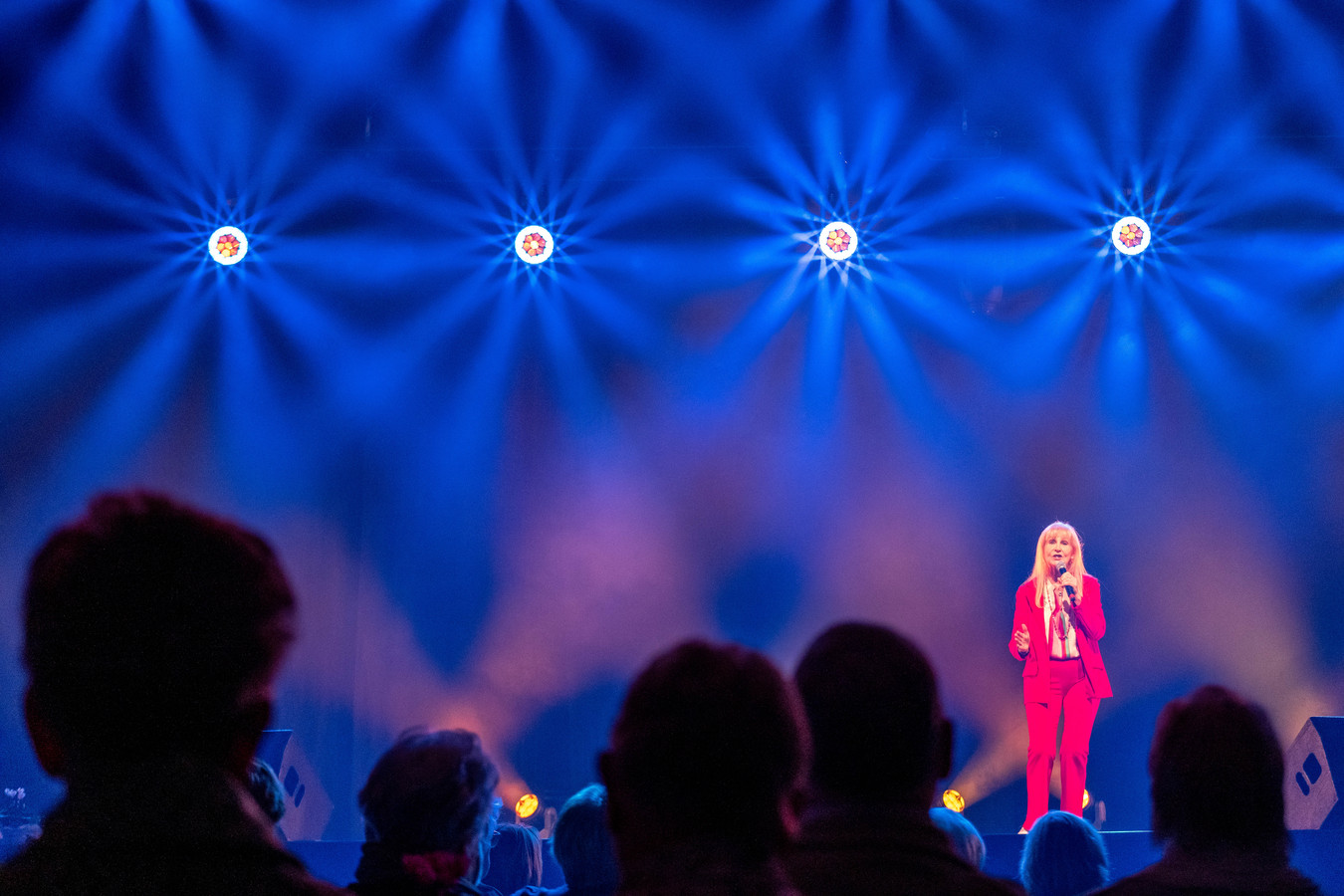 Zestigplussers genieten van muziek en lekkers op Seniorenfeest | Foto ...