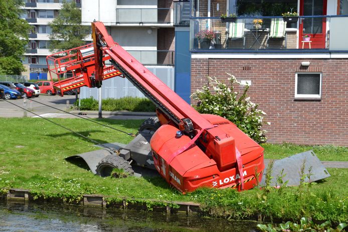 Bijzondere bergingsklus: Hoogwerker zakt in de grond weg aan slootkant ...