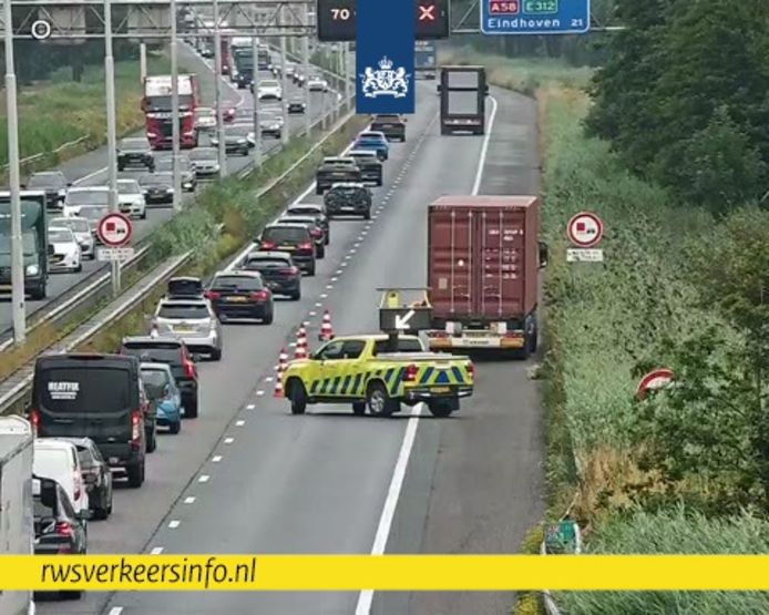 Gestrande vrachtwagen bij Moergestel weggetakeld: vertraging op A58 richting Eindhoven voorbij ...