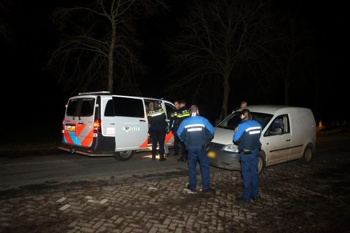 Viertal aangehouden voor brandstichting in stapel autobanden in ...