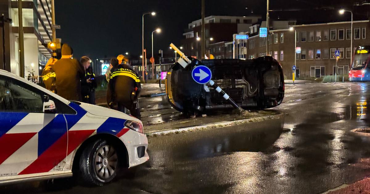 Auto belandt op zijkant bij ongeluk in Duinstraat | Den Haag | AD.nl