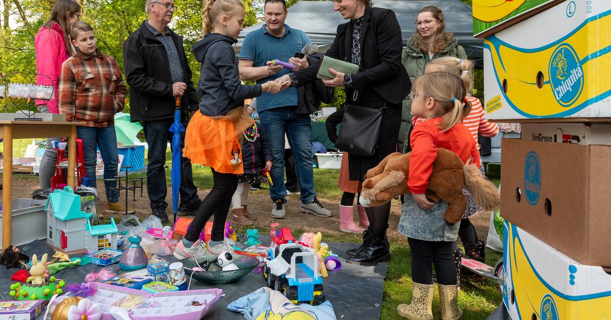 Kraamhouders En Bezoekers Trotseren De Regen In Halsteren ‘we Staan Op