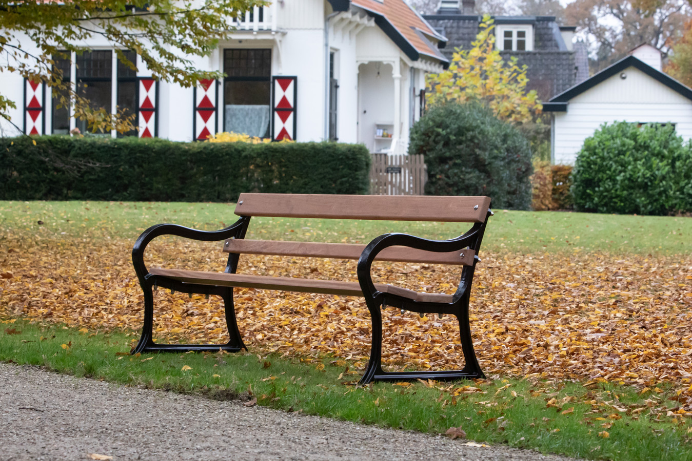 De dame denkt dat het huis waarvoor ze vaak op een bankje zit, háár ...