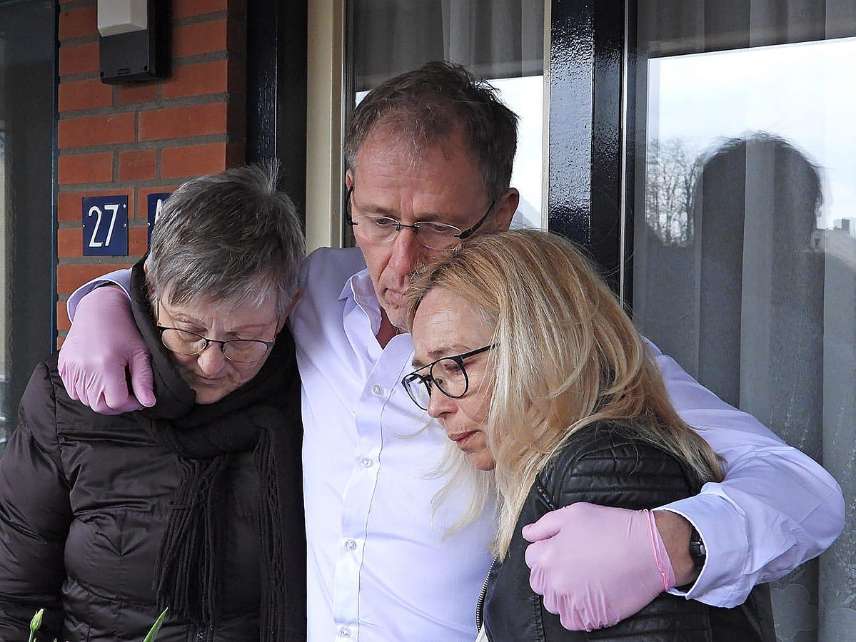 Elk streepje staat voor een mens: Dit is het verhaal van coronadoden ...