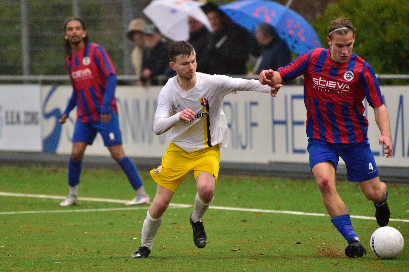 Wedstrijd gestaakt door horrorblessure, twee keepers vallen uit en dit ...