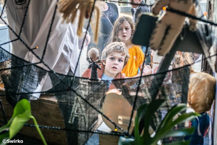 Tattoo CIRK heeft de griezeligste etalage: “Dit jaar is ze echt héél ...