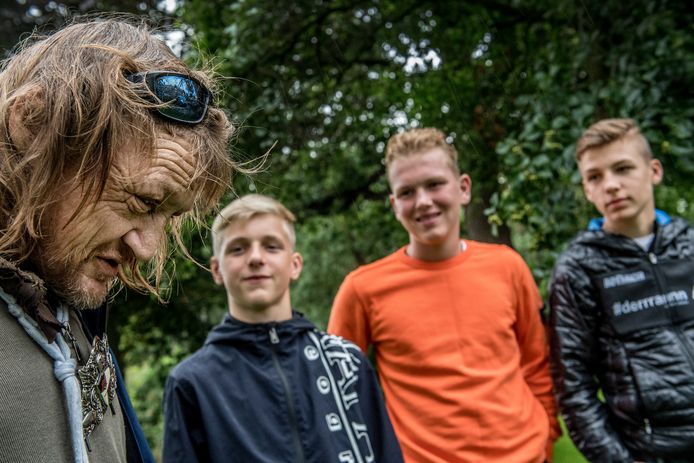 Sil, Levy en Colin geven gewonde zwerver Robbie tas met geld en lekkers ...