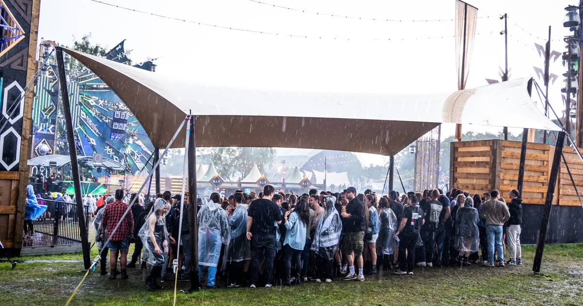 IN BEELD. Ook op tweede festivaldag kampt Extrema Outdoor met regen ...