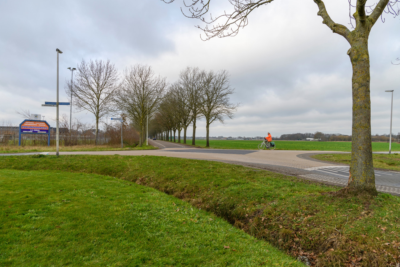 De weg flink breder, een vrijliggend fietspad en mogelijk een rotonde ...