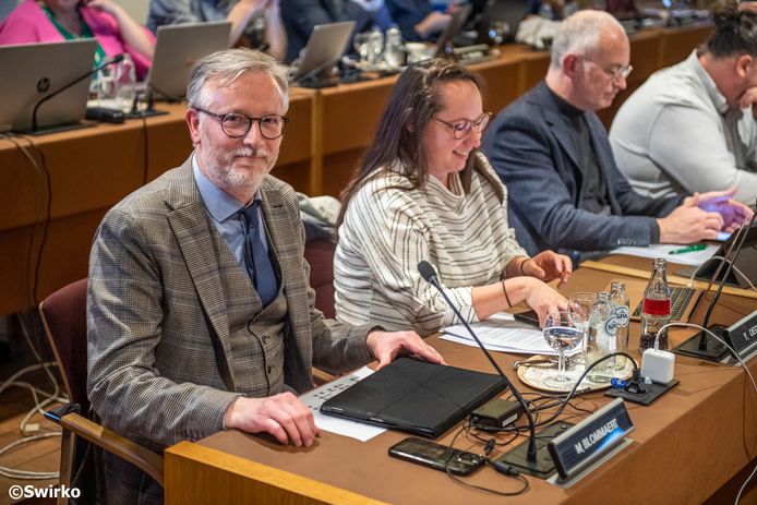 Maarten Blommaert (N-VA) legt eed af als schepen van Ruimtelijke ...