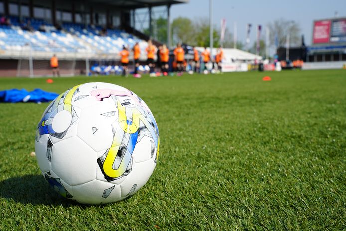 FC Uden-speler stormt tijdens wedstrijd boos de tribune op, duel ...