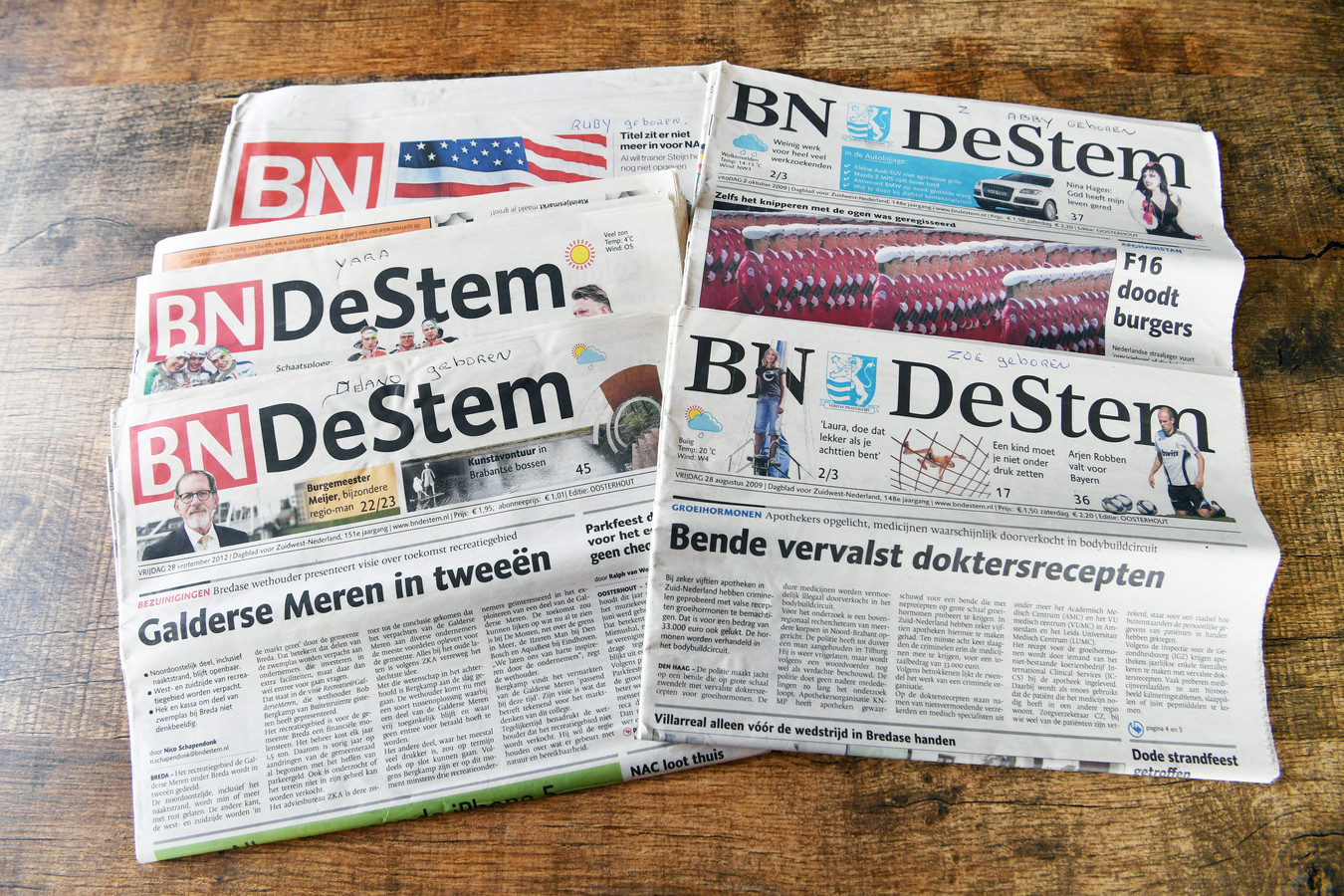 Al bladerend door de krant ziet Koos Evegaars hoe dicht leven en dood ...