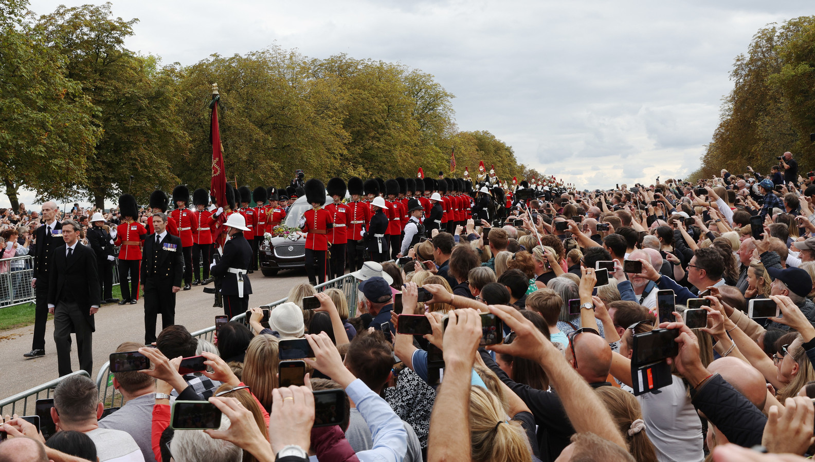 Les images impressionnantes de l'ultime procession sur "the Long Walk ...