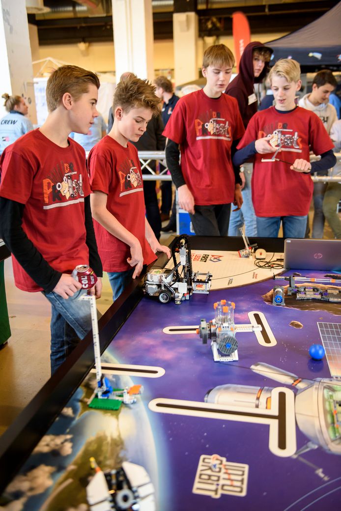 First Lego League in Klokgebouw Eindhoven: Wie heeft de slimste robot ...