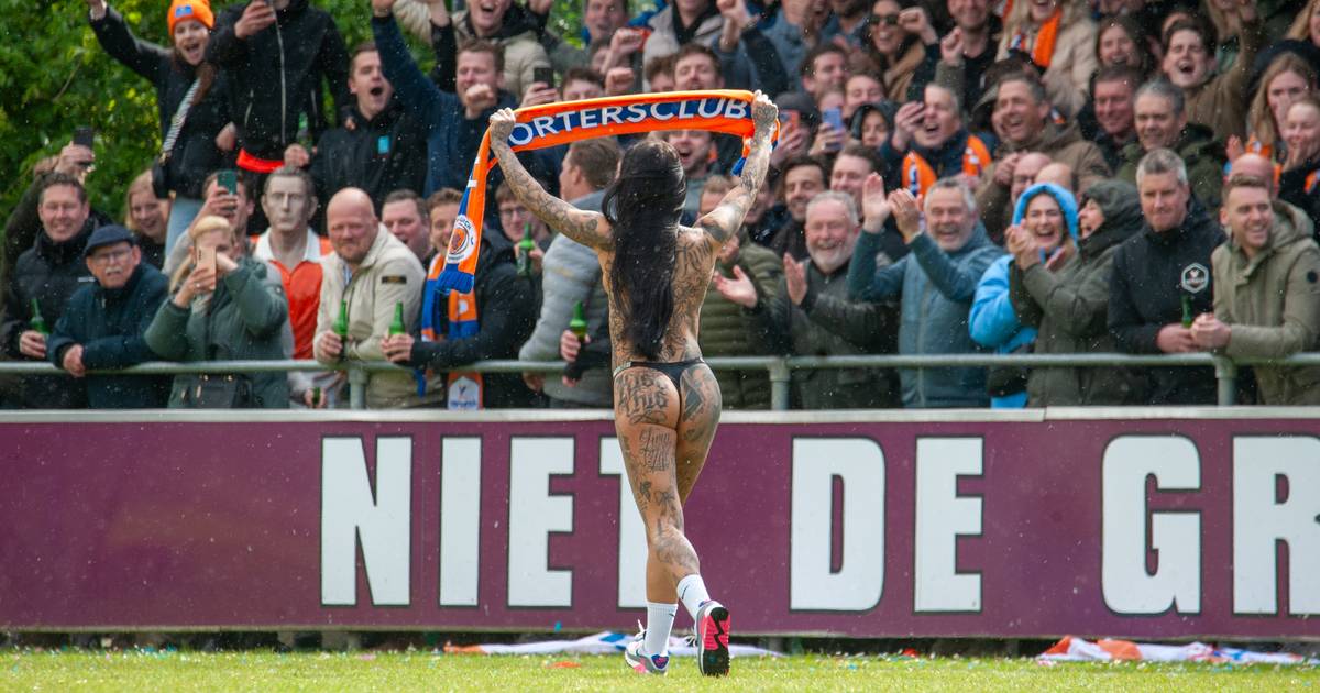 Streaker steelt de show bij derby en hoofdtrainer wisselt zichzelf: dit ...